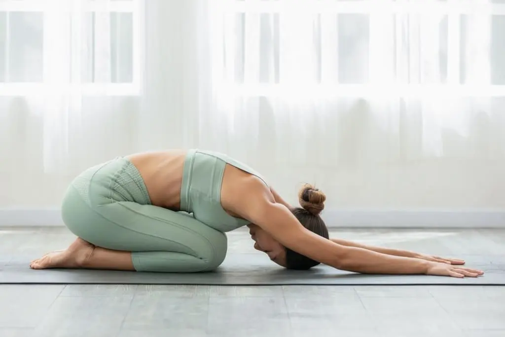 Melhores exercícios de yoga para ajudar a manter a pele firme e ...